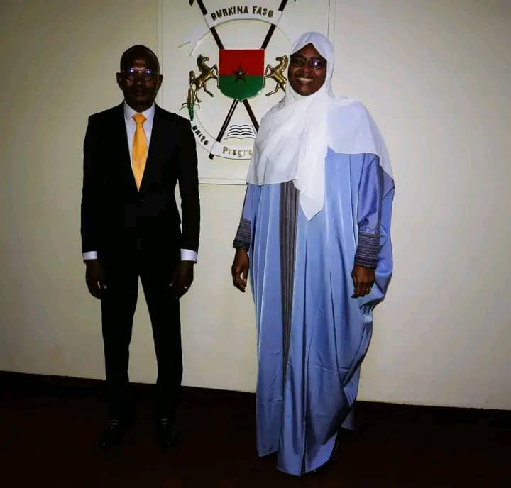 Le tout nouveau Directeur général de La Poste BF prend conseil auprès ...